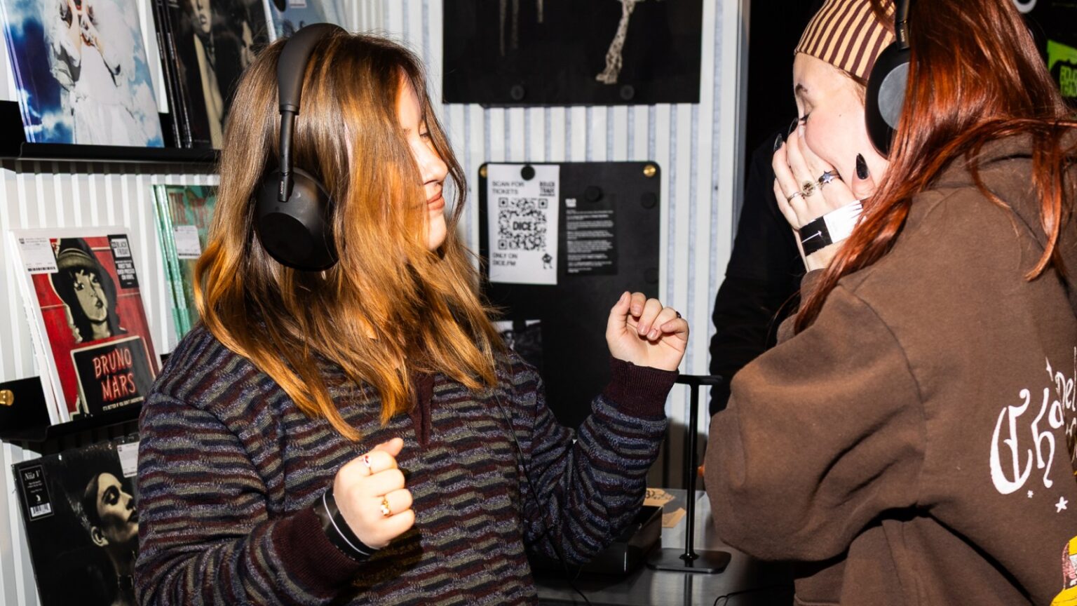 Harry Styles Fans React to New Song ‘Aperture’ at NYC Listening Party ...